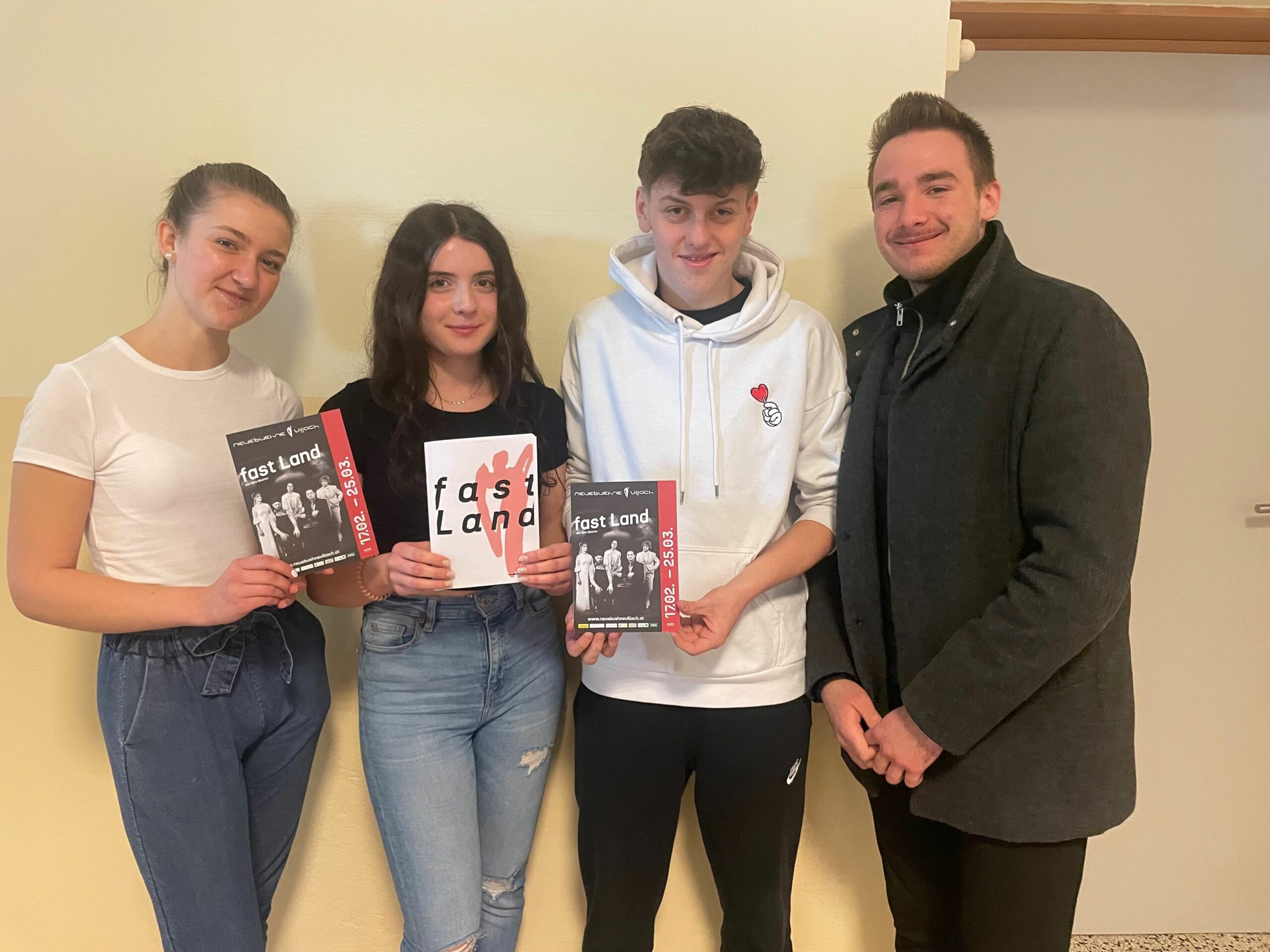 „Fast Land“ – Neue Bühne Villach - HLW Hermagor